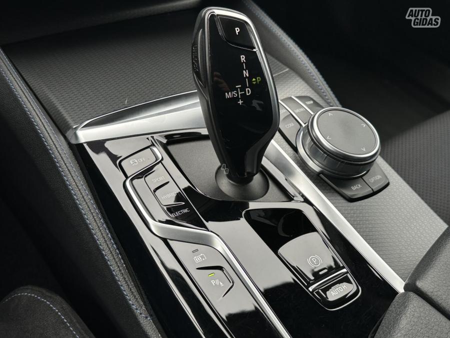 Grey BMW 545 2021 in Kaunas, with an engine capacity of 3.00 L and mileage of 130 thousand km for 34771 €, photo 32 on AUTOMOTO.COM.LV