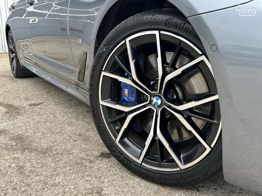 Grey BMW 545 2021 in Kaunas, with an engine capacity of 3.00 L and mileage of 130 thousand km for 34771 €, photo 37 on AUTOMOTO.COM.LV