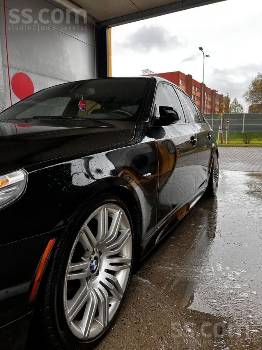 Black BMW 550 2010 in Liepaja, with an engine capacity of 5.00 L and mileage of 256 thousand km for 8000 €, photo 12 on AUTOMOTO.COM.LV