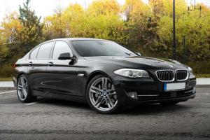 Melns BMW 550 2010 Viļņa, ar dzinēja tilpumu 4.40 L un nobraukumu 150 tūkst. km par 11500 €, foto  vietnē AUTOMOTO.COM.LV