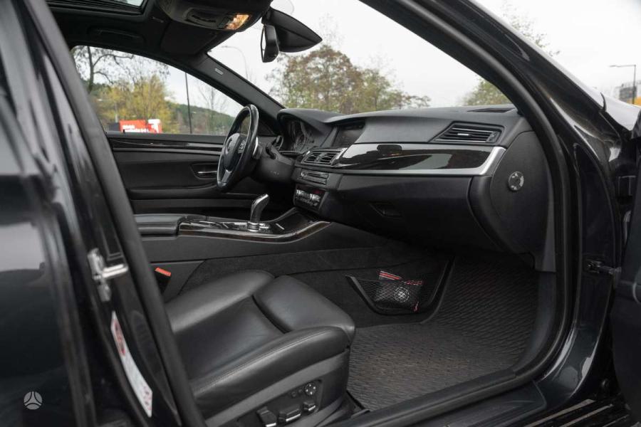 Black BMW 550 2010 in Vilnius, with an engine capacity of 4.40 L and mileage of 150 thousand km for 11500 €, photo 14 on AUTOMOTO.COM.LV