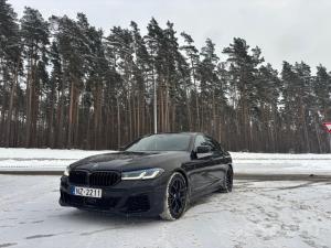 Melns BMW 550 2021 Rīga, ar dzinēja tilpumu 4.40 L un nobraukumu 123 tūkst. km par 52490 €, foto  vietnē AUTOMOTO.COM.LV