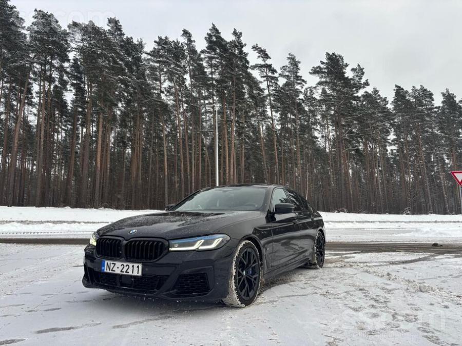 Black BMW 550 2021 in Riga, with an engine capacity of 4.40 L and mileage of 123 thousand km for 52490 €, photo 1 on AUTOMOTO.COM.LV