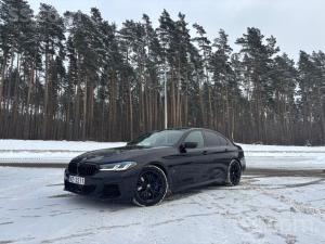 Black BMW 550 2021 in Riga, with an engine capacity of 4.40 L and mileage of 123 thousand km for 52490 €, photo 2 on AUTOMOTO.COM.LV