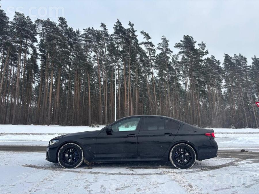 Black BMW 550 2021 in Riga, with an engine capacity of 4.40 L and mileage of 123 thousand km for 52490 €, photo 3 on AUTOMOTO.COM.LV