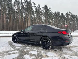 Black BMW 550 2021 in Riga, with an engine capacity of 4.40 L and mileage of 123 thousand km for 52490 €, photo 4 on AUTOMOTO.COM.LV