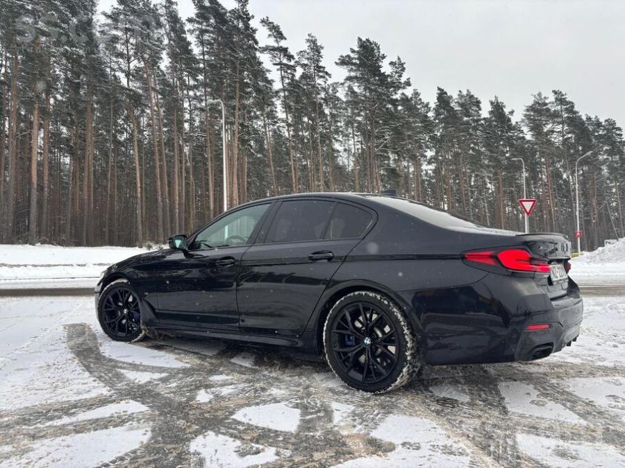 Black BMW 550 2021 in Riga, with an engine capacity of 4.40 L and mileage of 123 thousand km for 52490 €, photo 4 on AUTOMOTO.COM.LV