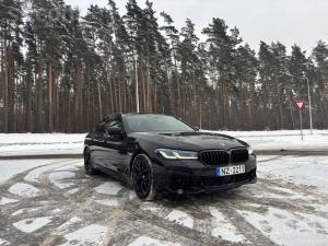 Black BMW 550 2021 in Riga, with an engine capacity of 4.40 L and mileage of 123 thousand km for 52490 €, photo 6 on AUTOMOTO.COM.LV