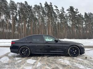 Black BMW 550 2021 in Riga, with an engine capacity of 4.40 L and mileage of 123 thousand km for 52490 €, photo 7 on AUTOMOTO.COM.LV