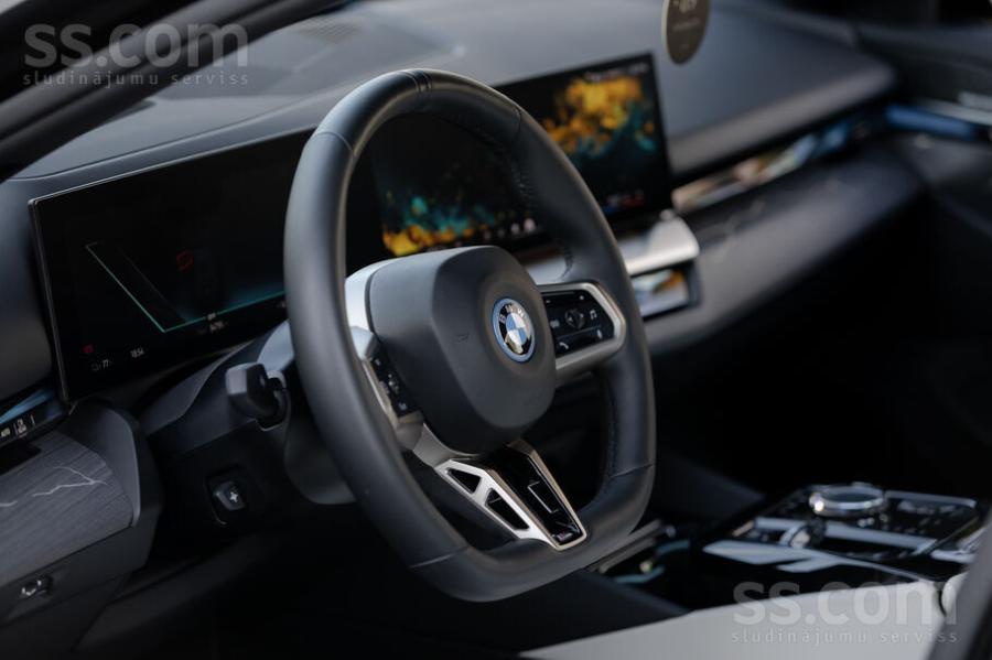 Melns BMW 550 2024 Jelgava, ar dzinēja tilpumu 3.00 L un nobraukumu 34 tūkst. km par 67500 €, foto 24 vietnē AUTOMOTO.COM.LV
