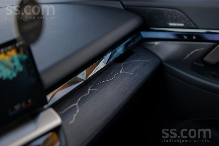 Melns BMW 550 2024 Jelgava, ar dzinēja tilpumu 3.00 L un nobraukumu 34 tūkst. km par 67500 €, foto 27 vietnē AUTOMOTO.COM.LV