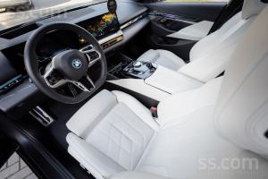 Melns BMW 550 2024 Jelgava, ar dzinēja tilpumu 3.00 L un nobraukumu 34 tūkst. km par 67500 €, foto 31 vietnē AUTOMOTO.COM.LV