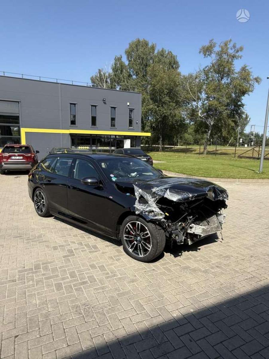 Melns BMW 550 2025 Plungė, ar dzinēja tilpumu 3.00 L un nobraukumu 75 tūkst. km par 32500 €, foto 1 vietnē AUTOMOTO.COM.LV