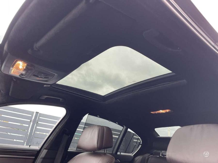 Blue BMW 550 2016 in Kaunas, with an engine capacity of 4.40 L and mileage of 81 thousand km for 21800 €, photo 17 on AUTOMOTO.COM.LV