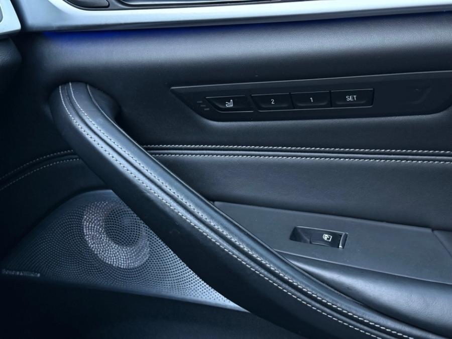 Blue BMW 550 2017 in Riga, with an engine capacity of 4.40 L and mileage of 179 thousand km for 29980 €, photo 5 on AUTOMOTO.COM.LV