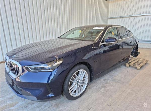 Blue BMW 550 2024 in Klaipeda, with an engine capacity of 3.00 L and mileage of 24 thousand km for 27750 €, photo 2 on AUTOMOTO.COM.LV