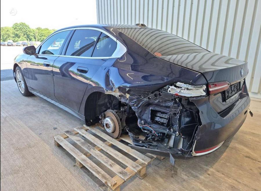 Blue BMW 550 2024 in Klaipeda, with an engine capacity of 3.00 L and mileage of 24 thousand km for 27750 €, photo 5 on AUTOMOTO.COM.LV