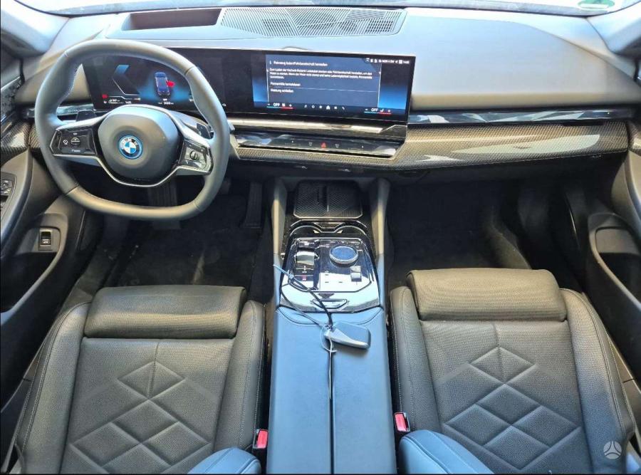 Blue BMW 550 2024 in Klaipeda, with an engine capacity of 3.00 L and mileage of 24 thousand km for 27750 €, photo 6 on AUTOMOTO.COM.LV