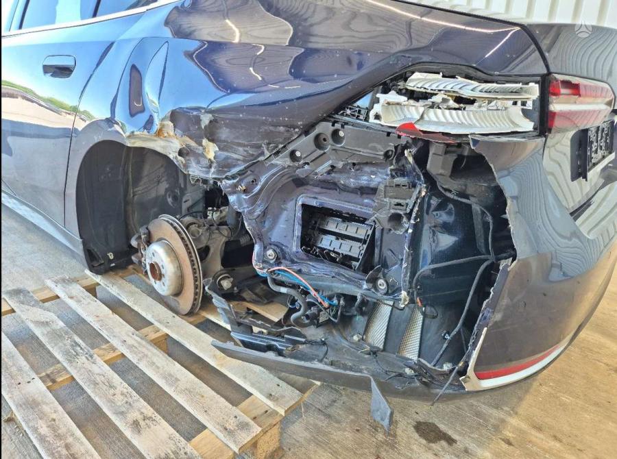 Blue BMW 550 2024 in Klaipeda, with an engine capacity of 3.00 L and mileage of 24 thousand km for 27750 €, photo 14 on AUTOMOTO.COM.LV