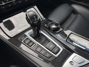 Grey BMW 550 2016 in Kaunas, with an engine capacity of 4.40 L and mileage of 163 thousand km for 13499 €, photo 16 on AUTOMOTO.COM.LV