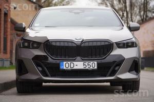Серый БМВ 550 2024 в Рига, объемом двигателя 3.00 л и пробегом 28 тыс. км за 72490 €, фото 6 на AUTOMOTO.COM.LV