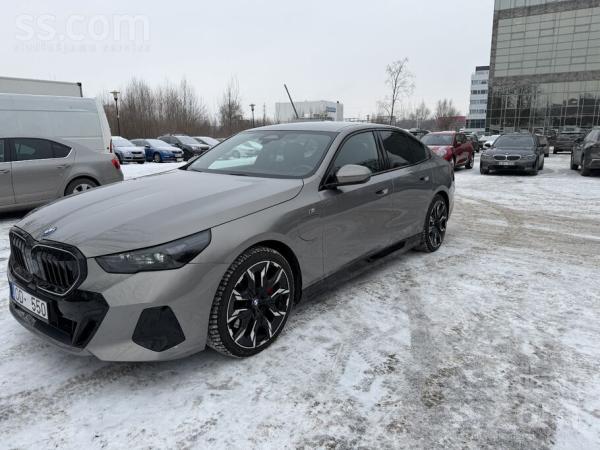 Серый БМВ 550 2024 в Рига, объемом двигателя 3.00 л и пробегом 27 тыс. км за 75500 €, фото 1 на AUTOMOTO.COM.LV