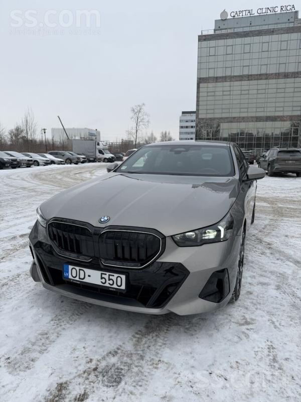 Серый БМВ 550 2024 в Рига, объемом двигателя 3.00 л и пробегом 27 тыс. км за 75500 €, фото 3 на AUTOMOTO.COM.LV