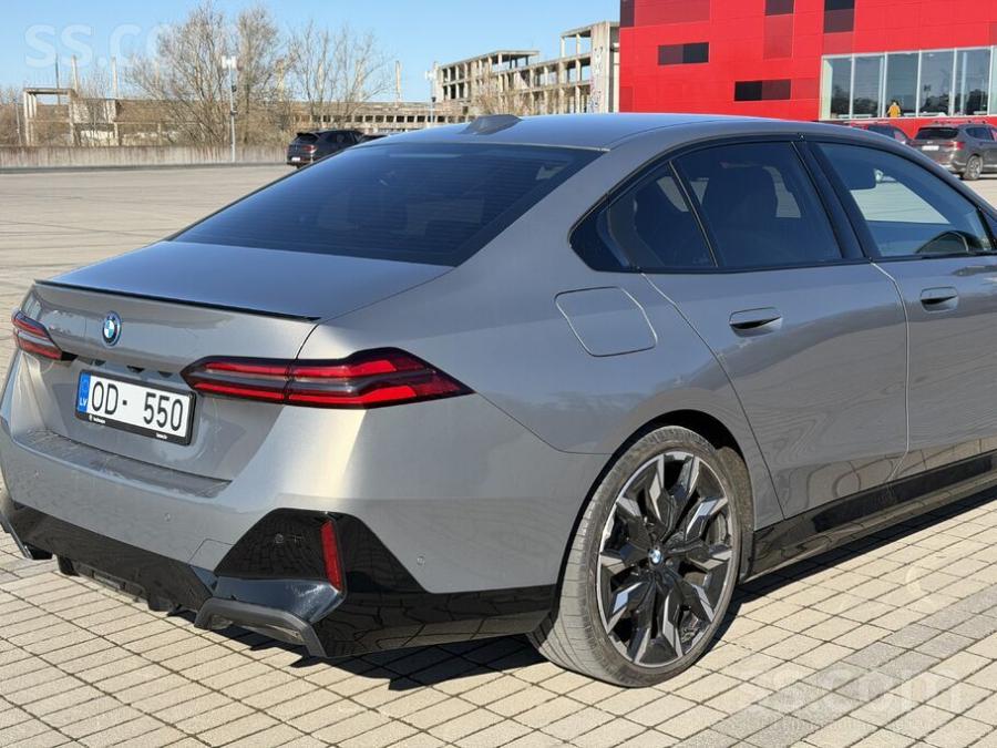 Pelēks BMW 550 2024 Rīga, ar dzinēja tilpumu 3.00 L un nobraukumu 27 tūkst. km par 75500 €, foto 22 vietnē AUTOMOTO.COM.LV