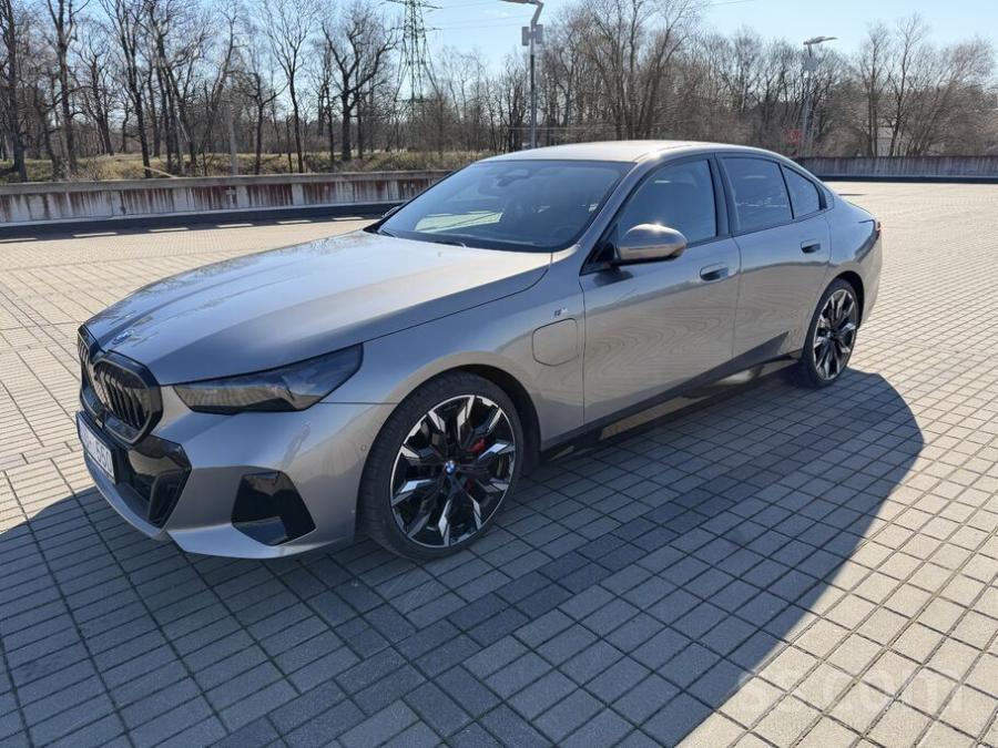 Pelēks BMW 550 2024 Rīga, ar dzinēja tilpumu 3.00 L un nobraukumu 27 tūkst. km par 75500 €, foto 24 vietnē AUTOMOTO.COM.LV