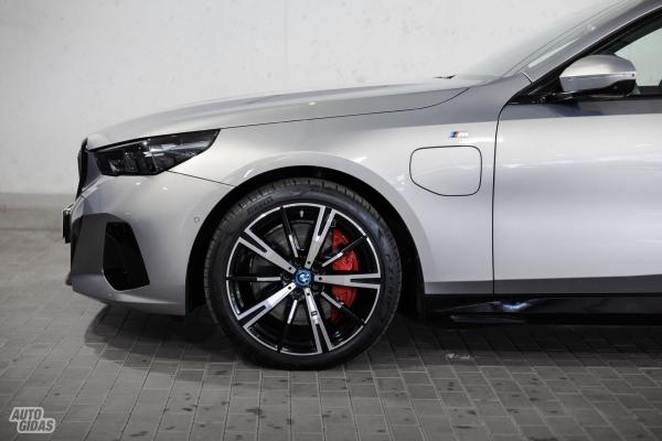 BMW 550 2024 Viļņa vietnē Pelēks BMW 550 2024 Viļņa, ar dzinēja tilpumu 3.00 L un nobraukumu 41 tūkst. km par 68771 €, foto 8 vietnē AUTOMOTO.COM.LV