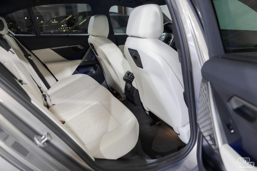 Pelēks BMW 550 2024 Viļņa, ar dzinēja tilpumu 3.00 L un nobraukumu 41 tūkst. km par 68771 €, foto 22 vietnē AUTOMOTO.COM.LV