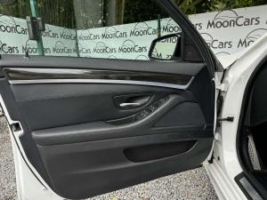White BMW 550 2013 in Vilnius, with an engine capacity of 4.40 L and mileage of 218 thousand km for 9999 €, photo 15 on AUTOMOTO.COM.LV