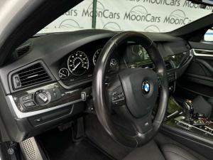 White BMW 550 2013 in Vilnius, with an engine capacity of 4.40 L and mileage of 218 thousand km for 9999 €, photo 17 on AUTOMOTO.COM.LV