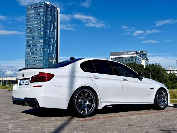 White BMW 550 2016 in Vilnius, with an engine capacity of 4.40 L and mileage of 179 thousand km for 19499 €, photo 4 on AUTOMOTO.COM.LV