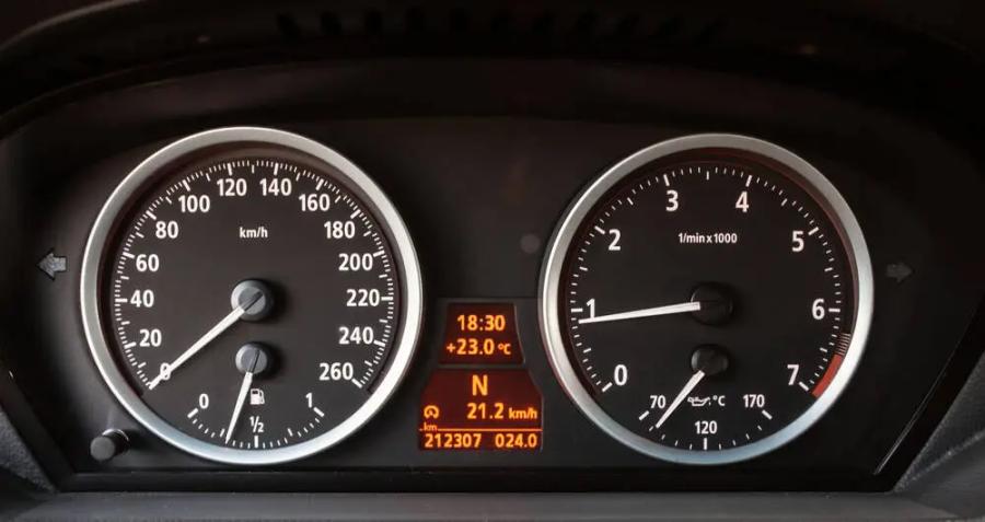 Pelēks BMW 645 2004 Rīga, ar dzinēja tilpumu 4.40 L un nobraukumu 216 tūkst. km par 15990 €, foto 18 vietnē AUTOMOTO.COM.LV