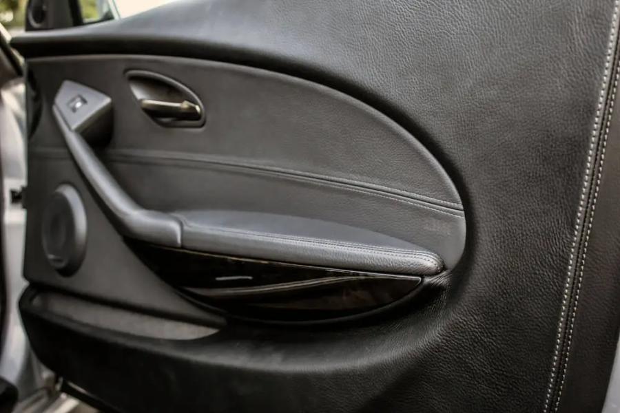 Pelēks BMW 645 2004 Rīga, ar dzinēja tilpumu 4.40 L un nobraukumu 216 tūkst. km par 15990 €, foto 22 vietnē AUTOMOTO.COM.LV