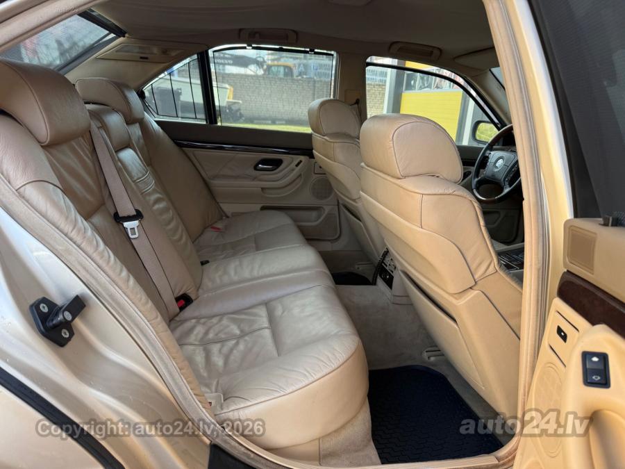 Smilšu krāsa BMW 7 Series 1998 Tallina, ar dzinēja tilpumu 3.50 L un nobraukumu 195 tūkst. km par 9900 €, foto 13 vietnē AUTOMOTO.COM.LV