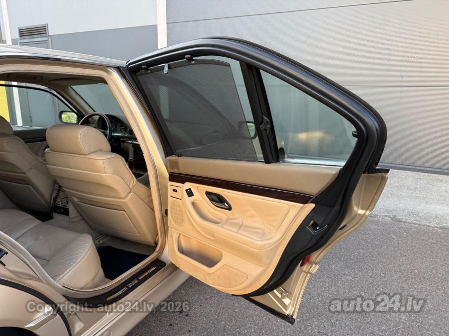 Smilšu krāsa BMW 7 Series 1998 Tallina, ar dzinēja tilpumu 3.50 L un nobraukumu 195 tūkst. km par 9900 €, foto 14 vietnē AUTOMOTO.COM.LV