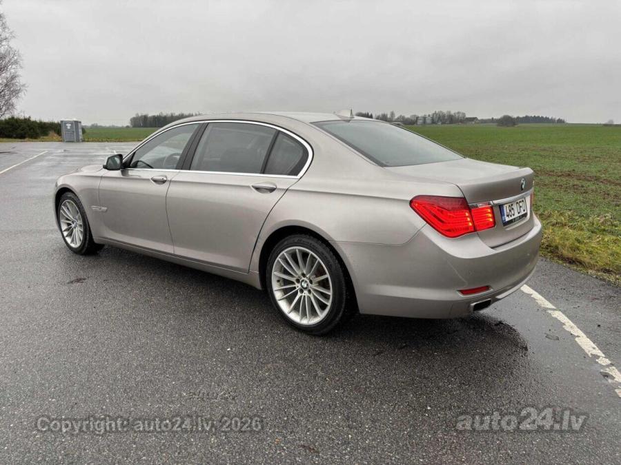 Smilšu krāsa BMW 7 Series 2010 Tallina, ar dzinēja tilpumu 3.00 L un nobraukumu 305 tūkst. km par 12500 €, foto 4 vietnē AUTOMOTO.COM.LV