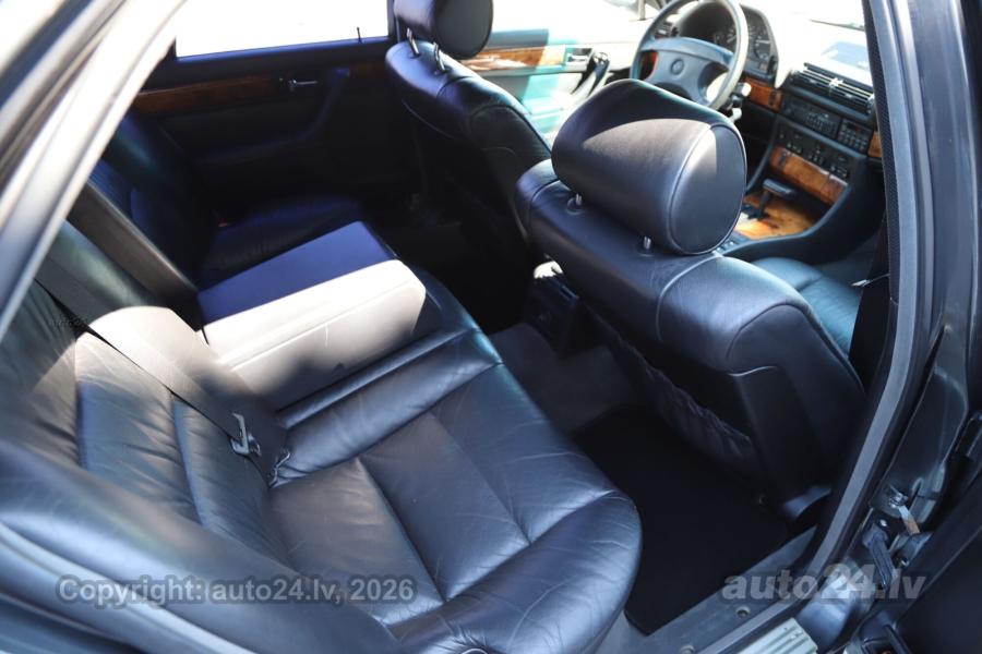 Black BMW 7 Series 1993 in Tallinn, with an engine capacity of 3.00 L and mileage of 444 thousand km for 10900 €, photo 8 on AUTOMOTO.COM.LV