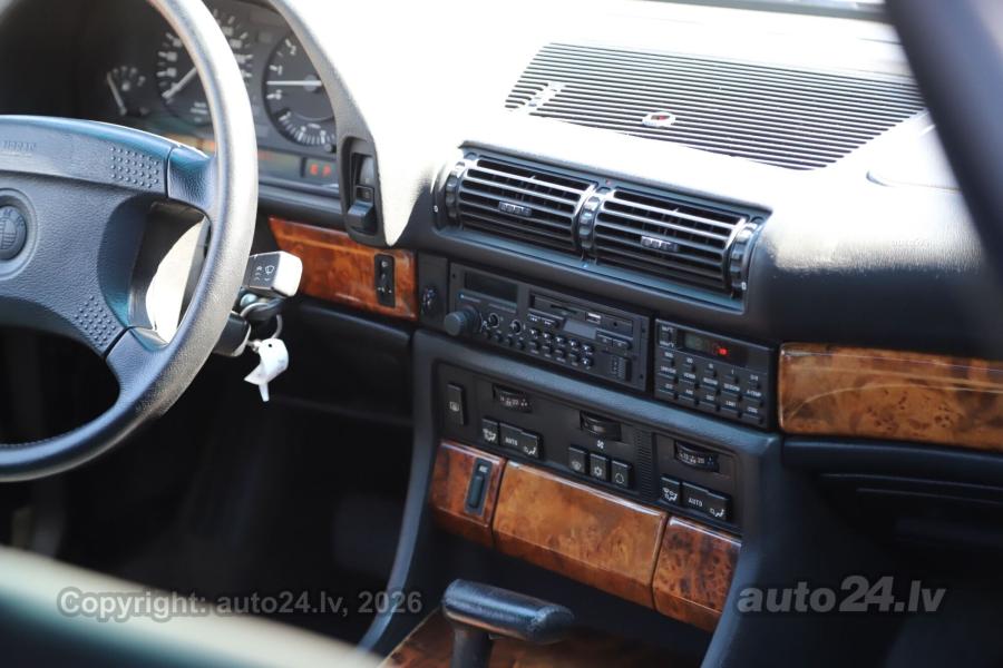 Black BMW 7 Series 1993 in Tallinn, with an engine capacity of 3.00 L and mileage of 444 thousand km for 10900 €, photo 10 on AUTOMOTO.COM.LV