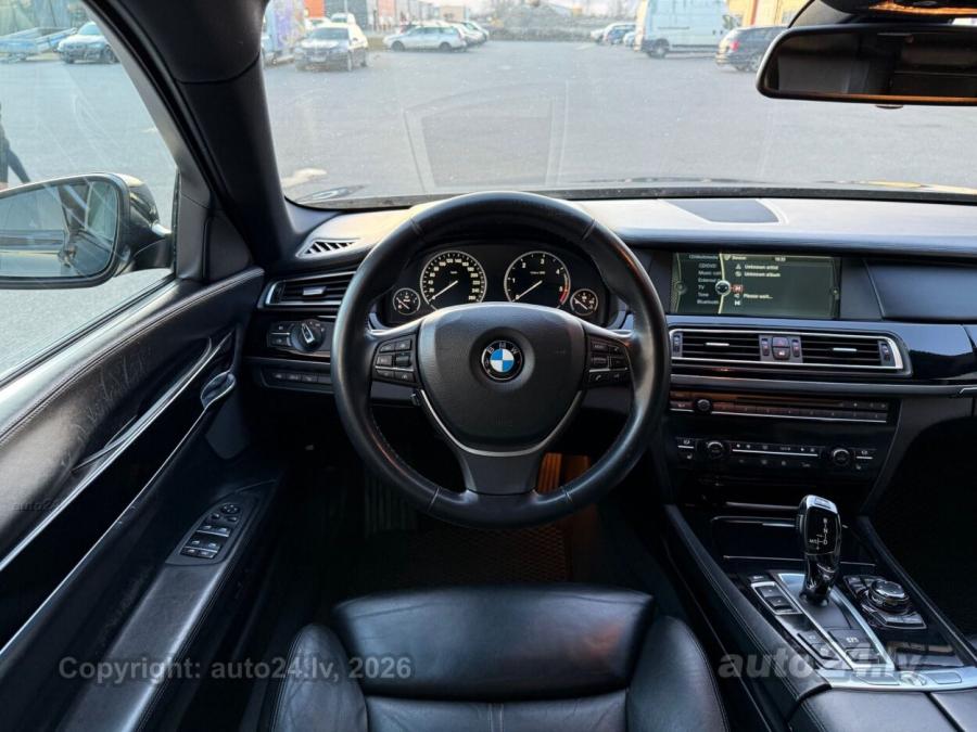 Black BMW 7 Series 2011 in Kuressaare, with an engine capacity of 3.00 L and mileage of 317 thousand km for 12999 €, photo 9 on AUTOMOTO.COM.LV