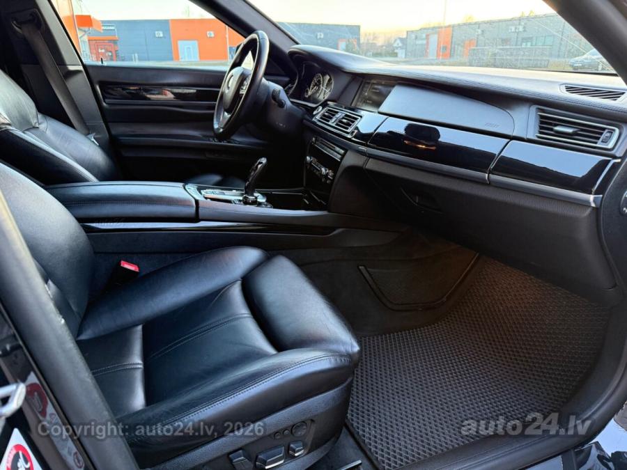 Black BMW 7 Series 2011 in Kuressaare, with an engine capacity of 3.00 L and mileage of 317 thousand km for 12999 €, photo 12 on AUTOMOTO.COM.LV