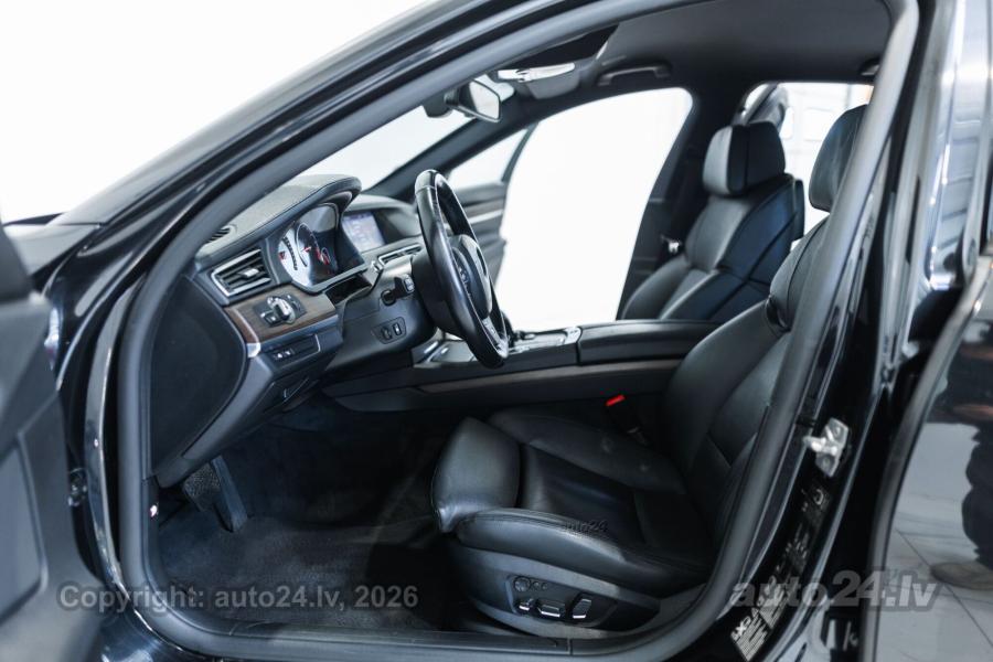 Melns BMW 7 Series 2011 Tallina, ar dzinēja tilpumu 3.00 L un nobraukumu 266 tūkst. km par 11990 €, foto 14 vietnē AUTOMOTO.COM.LV