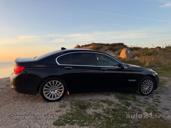 Melns BMW 7 Series 2011 Tallina, ar dzinēja tilpumu 3.00 L un nobraukumu 293 tūkst. km par 11850 €, foto 4 vietnē AUTOMOTO.COM.LV