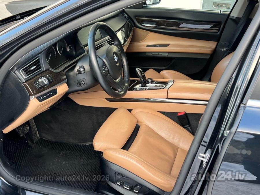 Black BMW 7 Series 2012 in Tartu, with an engine capacity of 3.00 L and mileage of 236 thousand km for 11999 €, photo 3 on AUTOMOTO.COM.LV