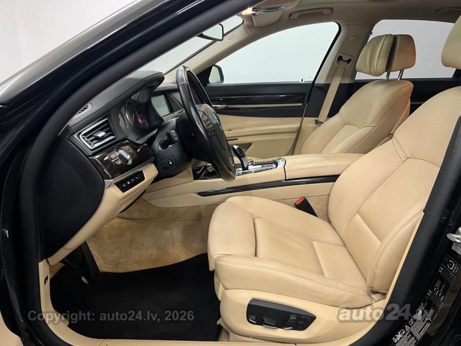 Melns BMW 7 Series 2012 Pērnava, ar dzinēja tilpumu 3.00 L un nobraukumu 274 tūkst. km par 12490 €, foto 13 vietnē AUTOMOTO.COM.LV