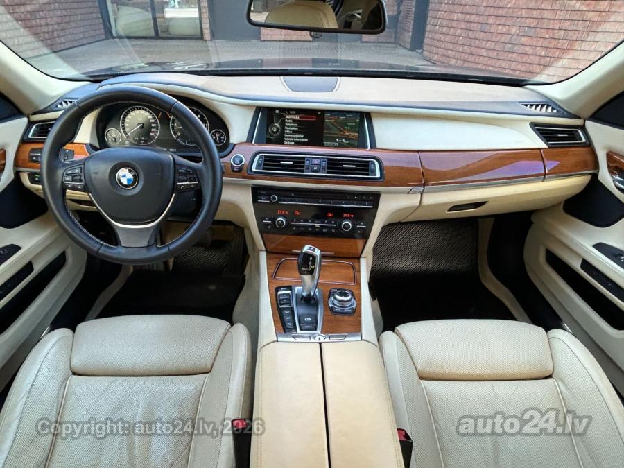 Melns BMW 7 Series 2012 Tallina, ar dzinēja tilpumu 3.00 L un nobraukumu 181 tūkst. km par 19900 €, foto 17 vietnē AUTOMOTO.COM.LV