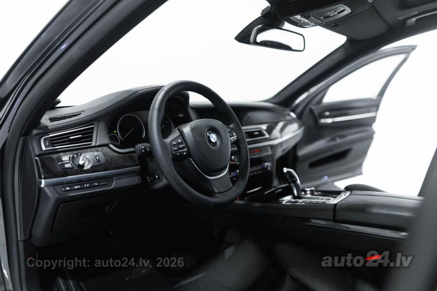 Black BMW 7 Series 2012 in Tallinn, with an engine capacity of 3.00 L and mileage of 239 thousand km for 11990 €, photo 13 on AUTOMOTO.COM.LV