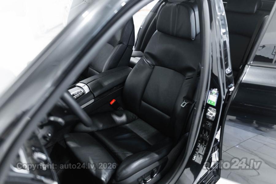 Black BMW 7 Series 2012 in Tallinn, with an engine capacity of 3.00 L and mileage of 239 thousand km for 11990 €, photo 15 on AUTOMOTO.COM.LV